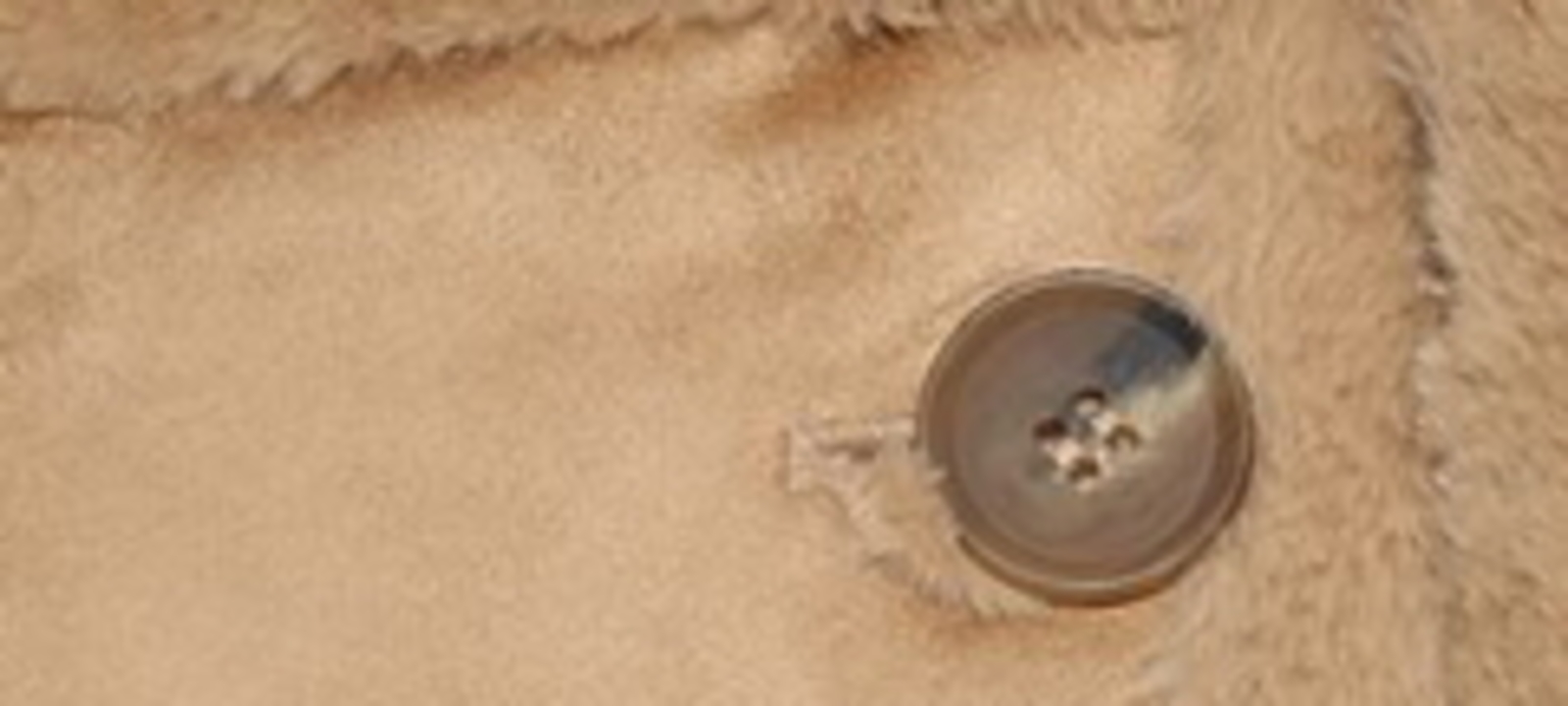 Пухкаво бежово палто с джобове и колан | Trendo.bg