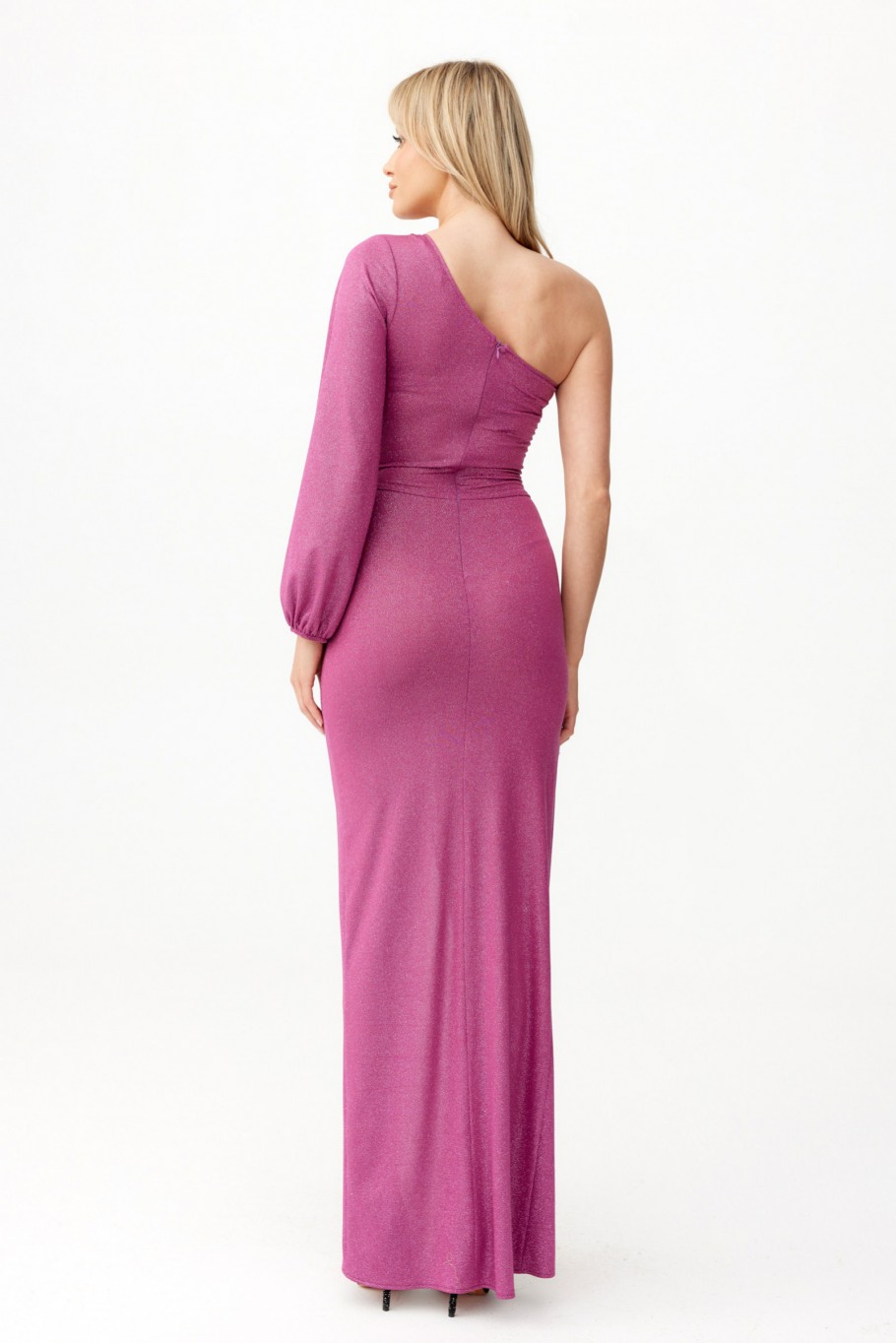 Дълга коктейлна рокля с цепка и един дълъг ръкав в светлолилаво ...